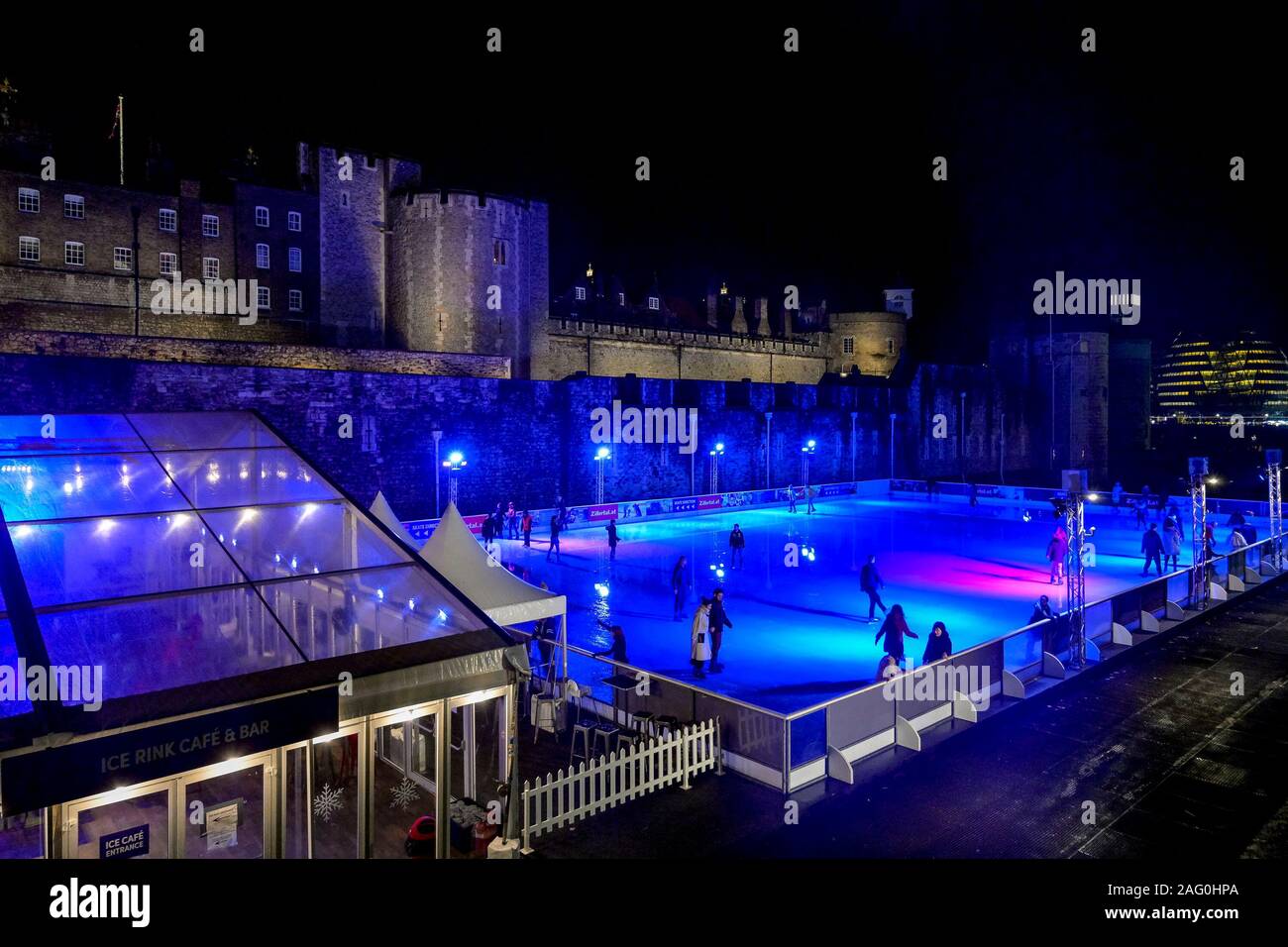 Tower of London, castle at night, London, England, UK Stock Photo - Alamy
