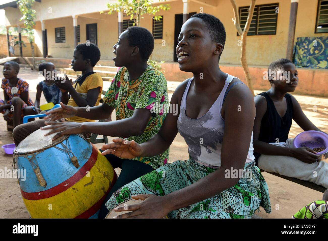 African children playing drum hi-res stock photography and images - Alamy