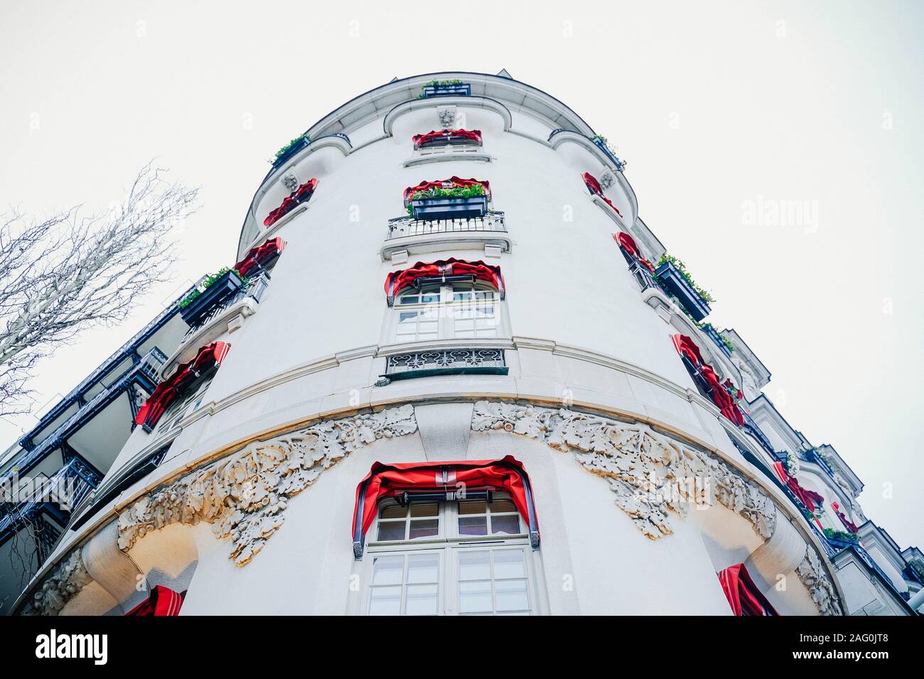 View red white building hi-res stock photography and images - Alamy