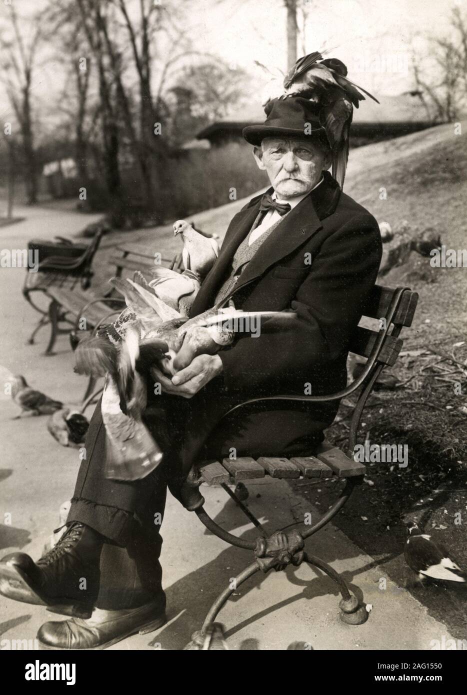 Vintage newspaper man hi-res stock photography and images - Alamy