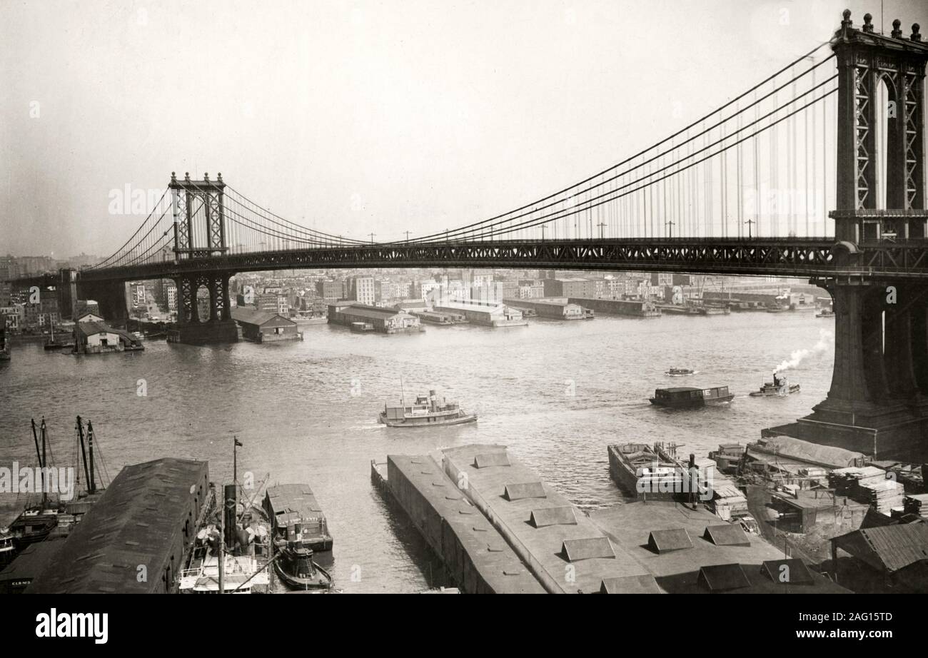 The Manhattan Bridge, a suspension bridge that crosses the East River ...