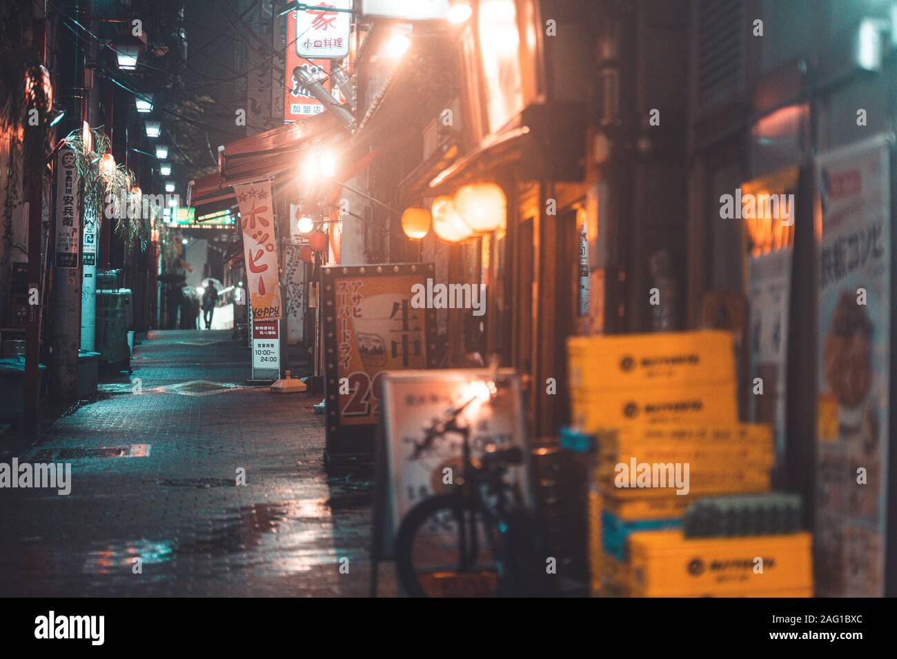 Tokyo Japan random alley Stock Photo - Alamy