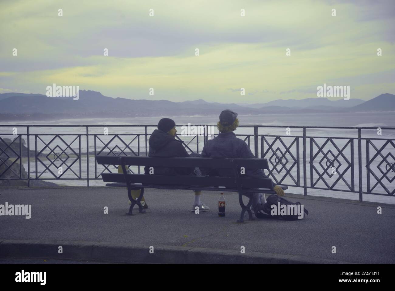 Two men sitting on a bench hi-res stock photography and images - Alamy