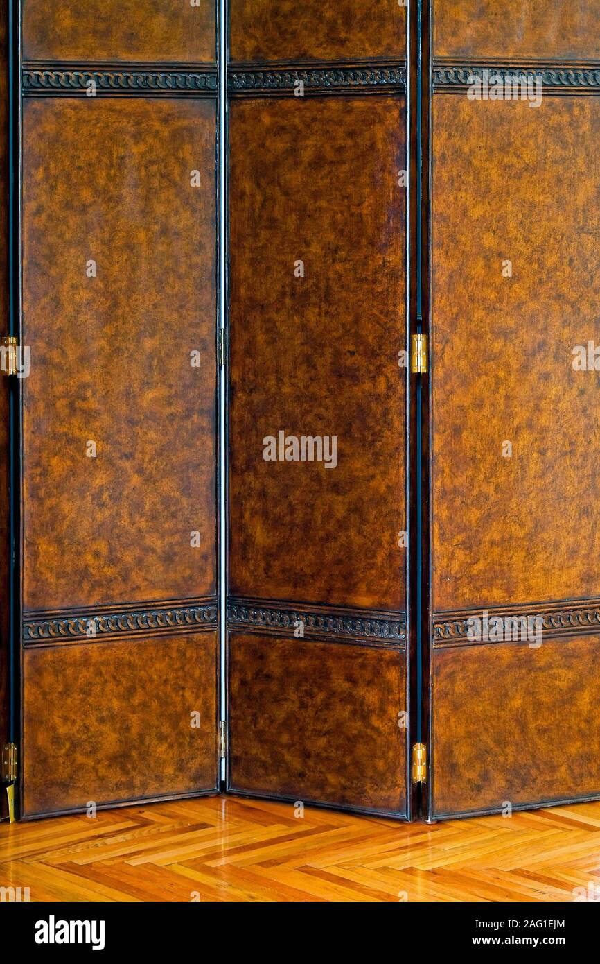 Fold up screen hi-res stock photography and images - Alamy