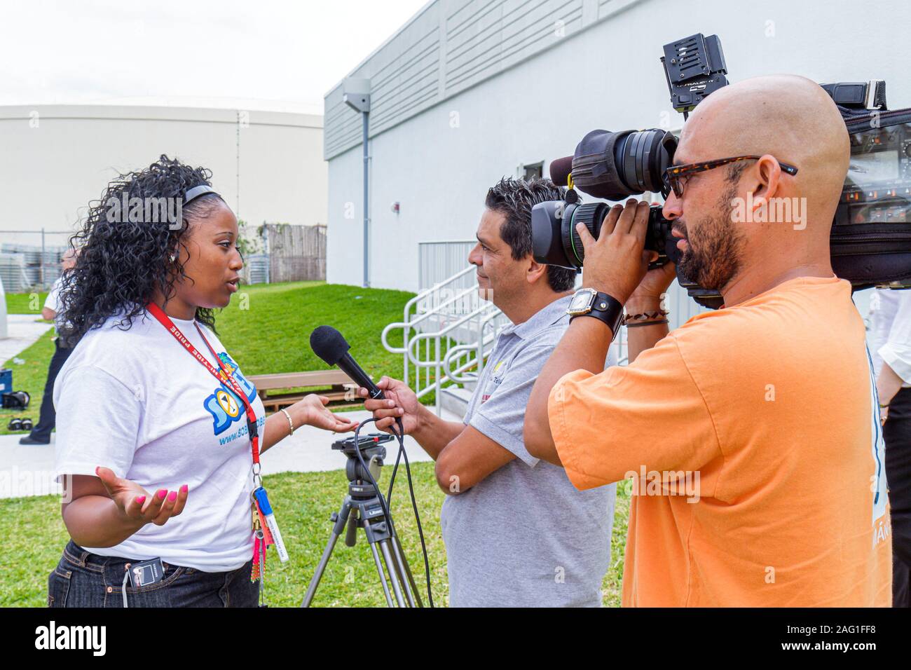 Female reporter interviewing teenagers hi-res stock photography and ...