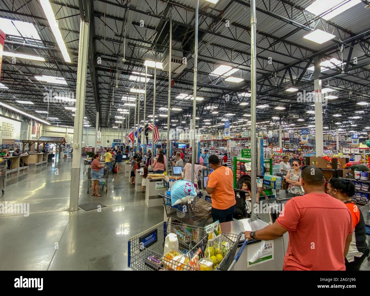 Self checkout stations hi-res stock photography and images - Alamy