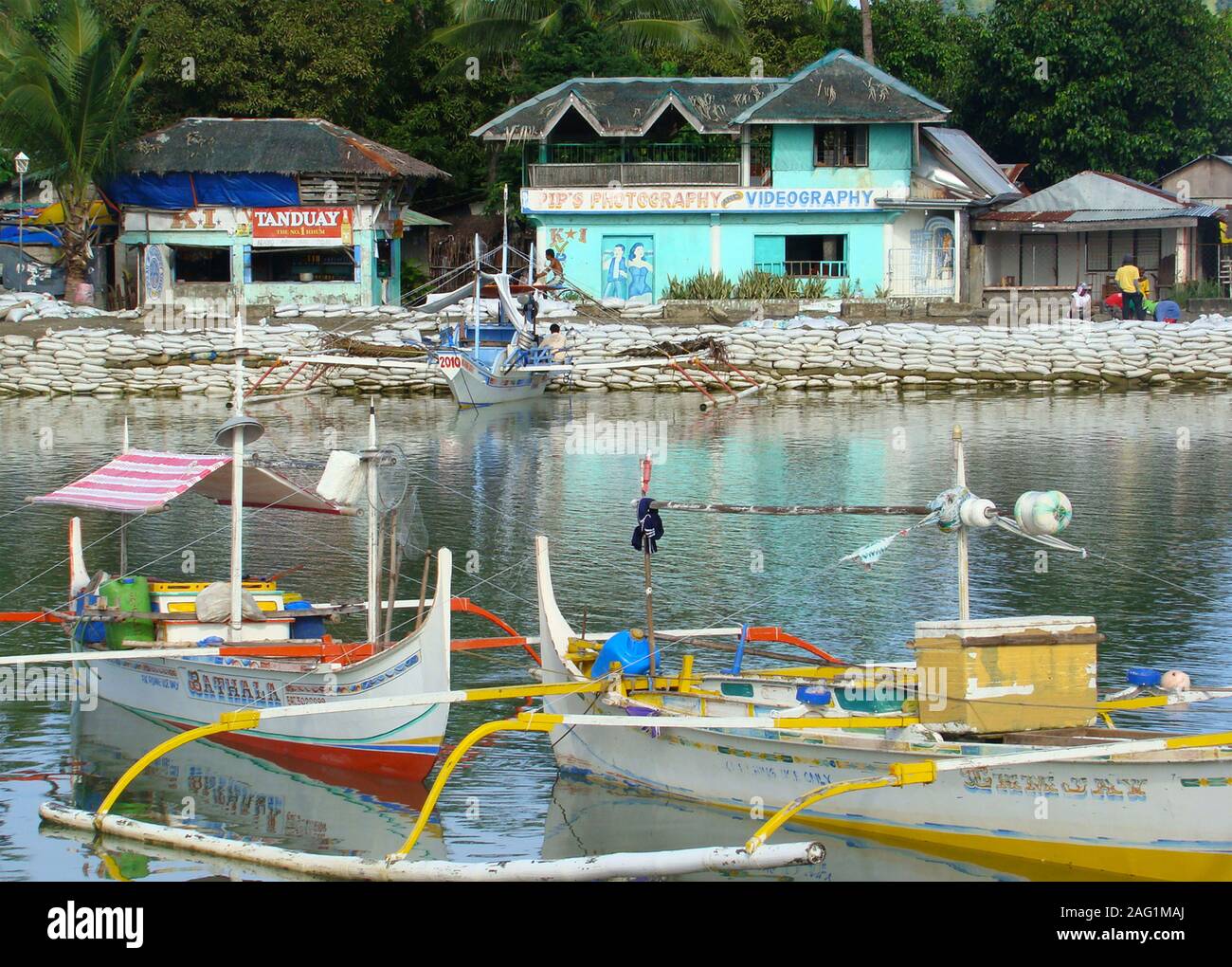 Coastal communities in The Philippines, highly dependent on fisheries ...