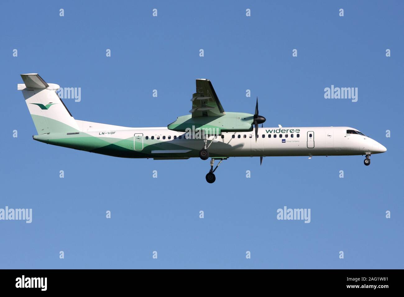 Dash 8 q400 hi-res stock photography and images - Alamy