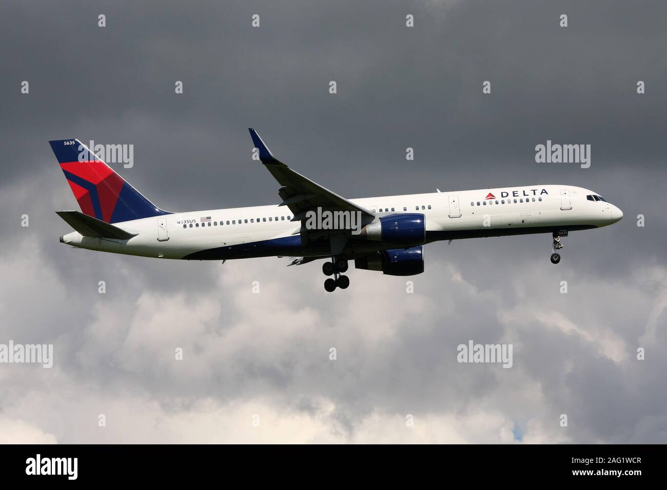 Delta 757 airplane hi-res stock photography and images - Alamy