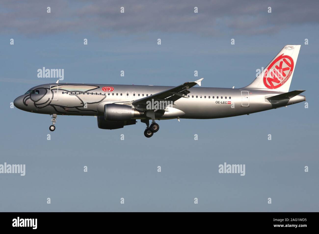 Austrian airbus a320 passenger hi-res stock photography and images - Alamy