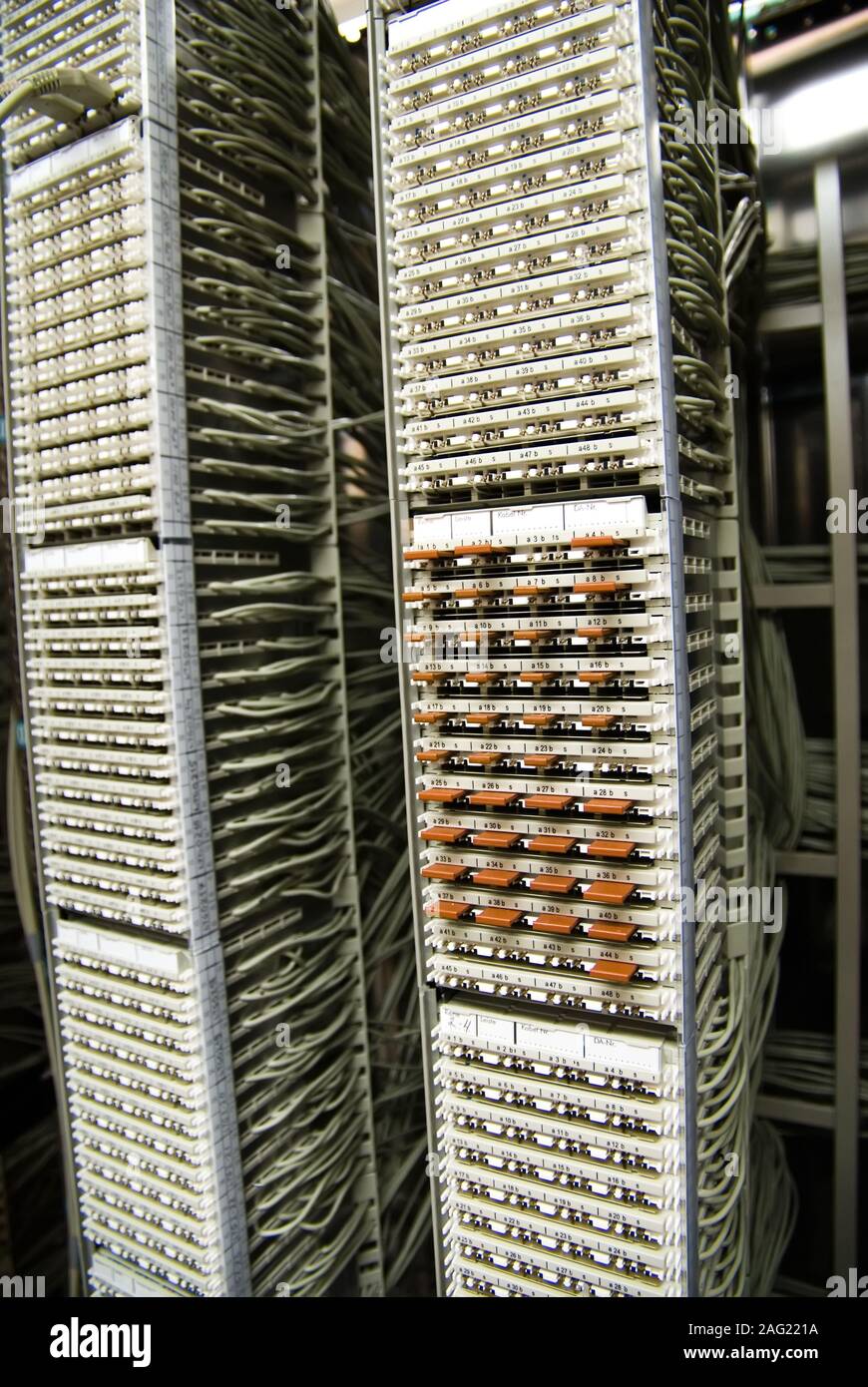 Data cabling hi-res stock photography and images - Alamy