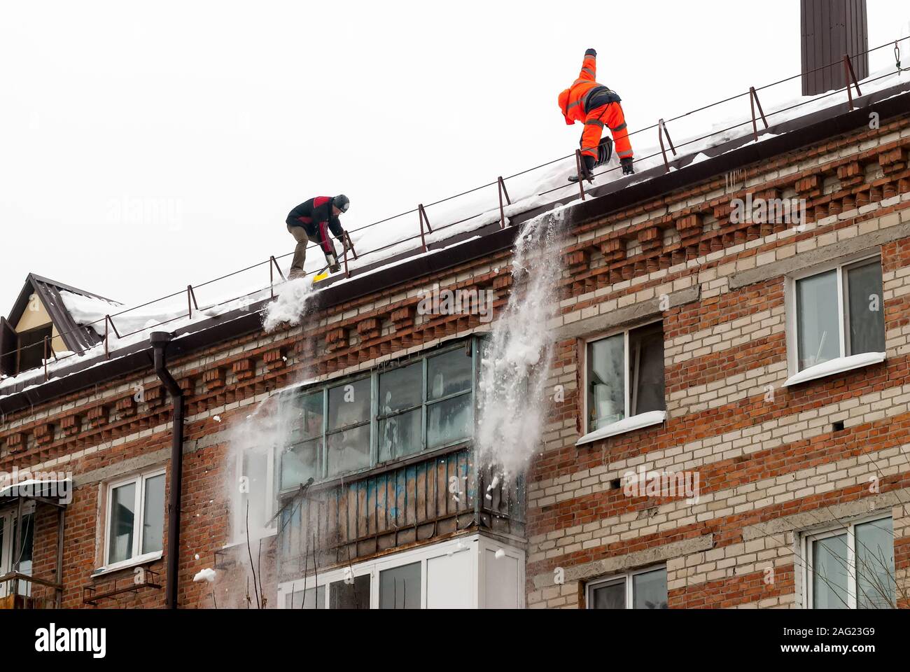 Men working in winter hi-res stock photography and images - Alamy