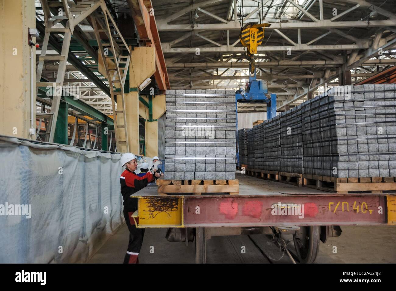 Workers in warehouse controlling transportation Stock Photo - Alamy