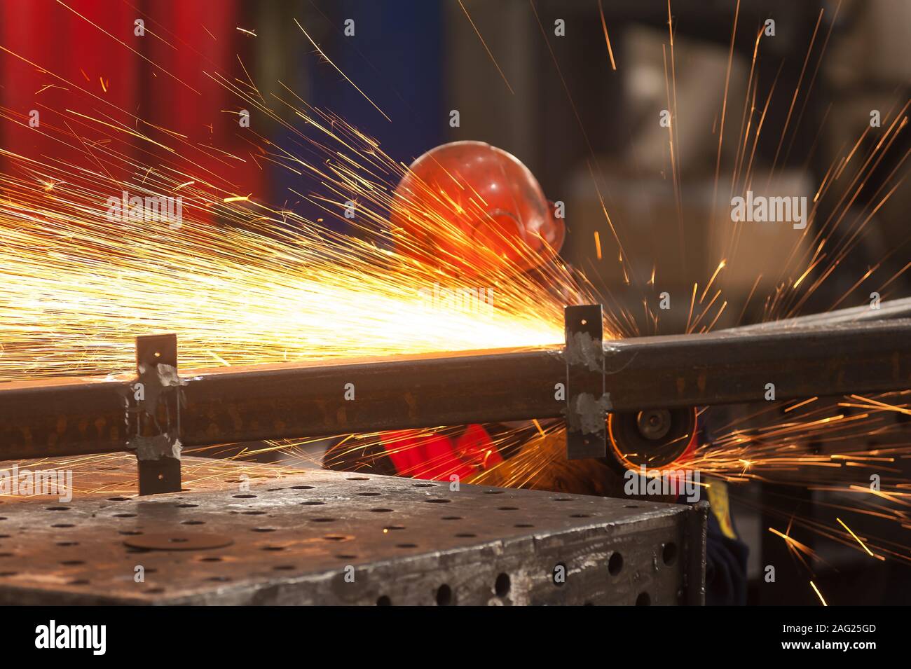 Man welding metal structure hi-res stock photography and images - Alamy