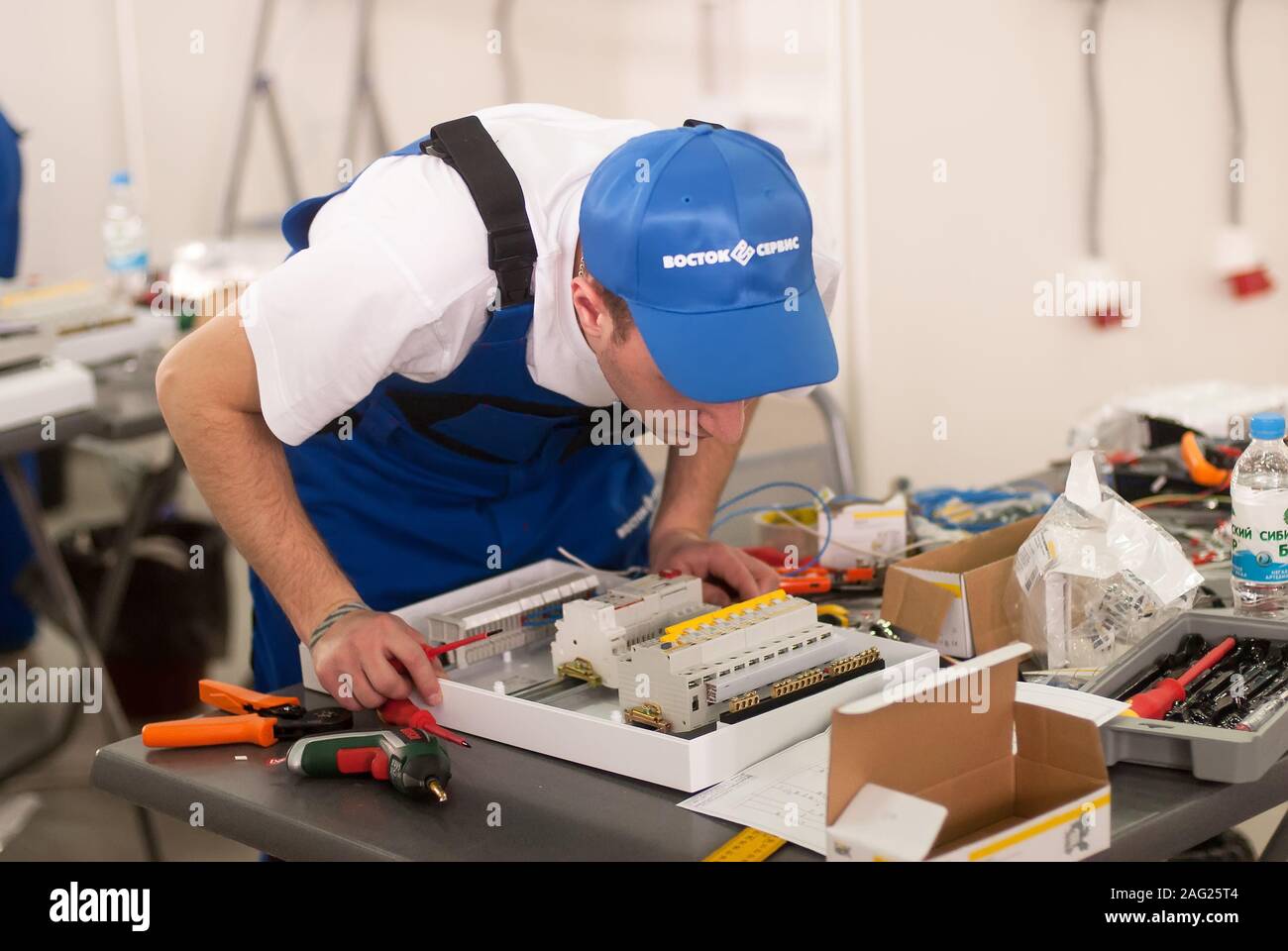 Young electrician hi-res stock photography and images - Alamy