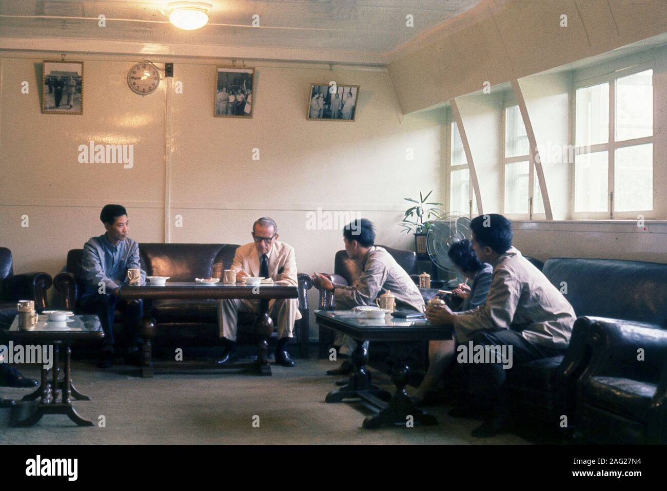 Business meeting room 1960s hi-res stock photography and images - Alamy