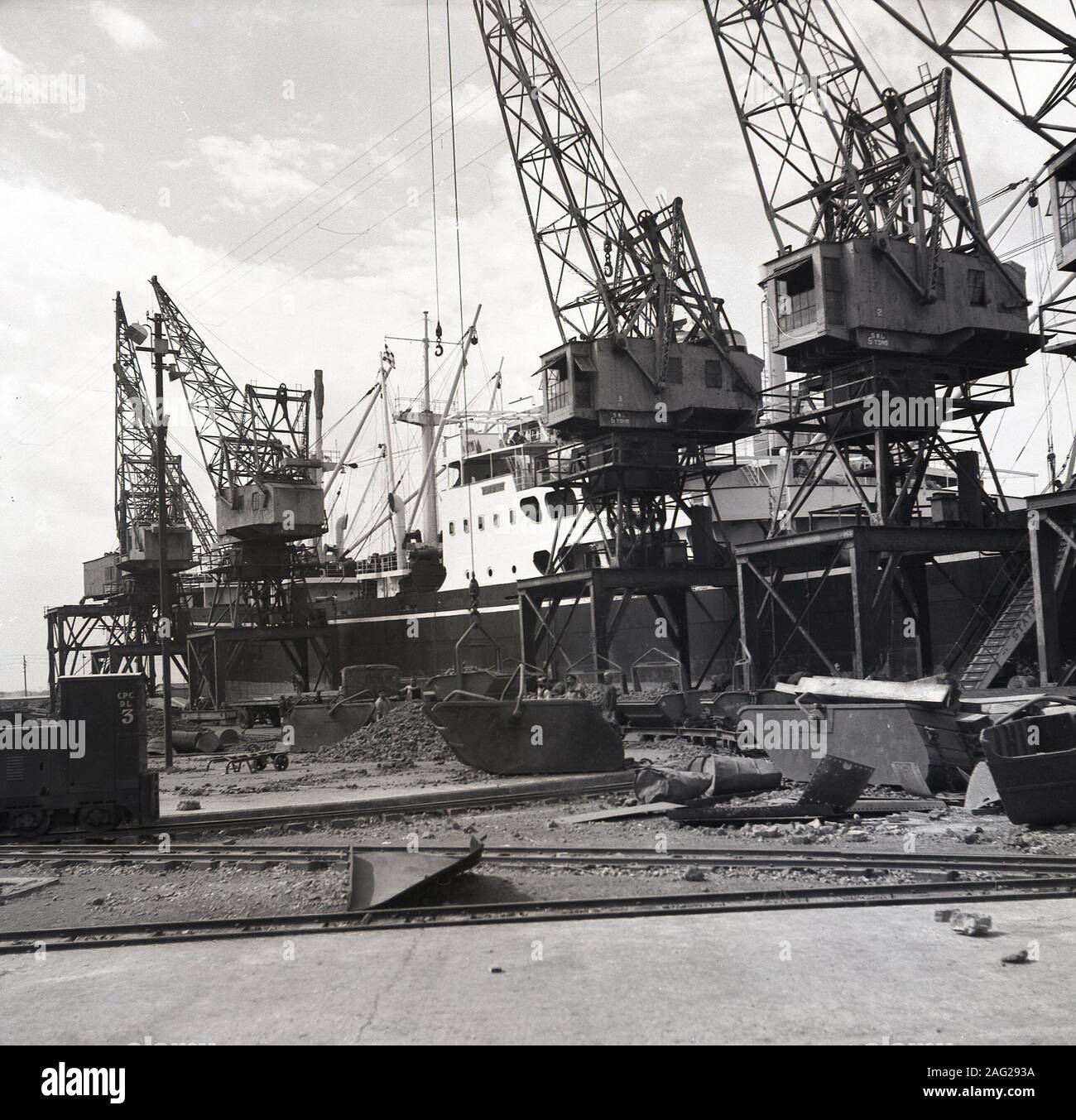 Docks london 1960s hi-res stock photography and images - Alamy