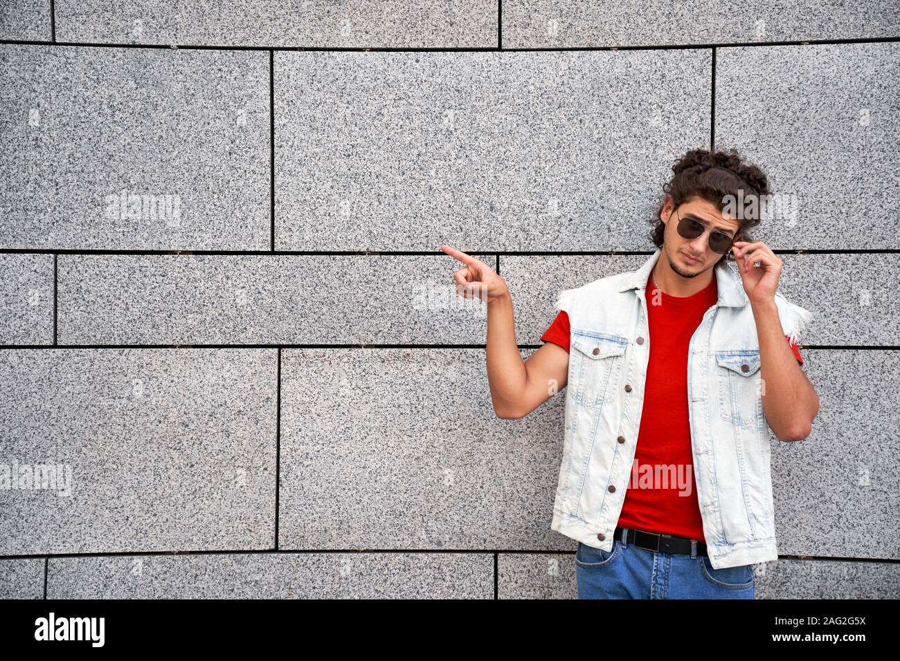 Guy pointing hi-res stock photography and images - Alamy