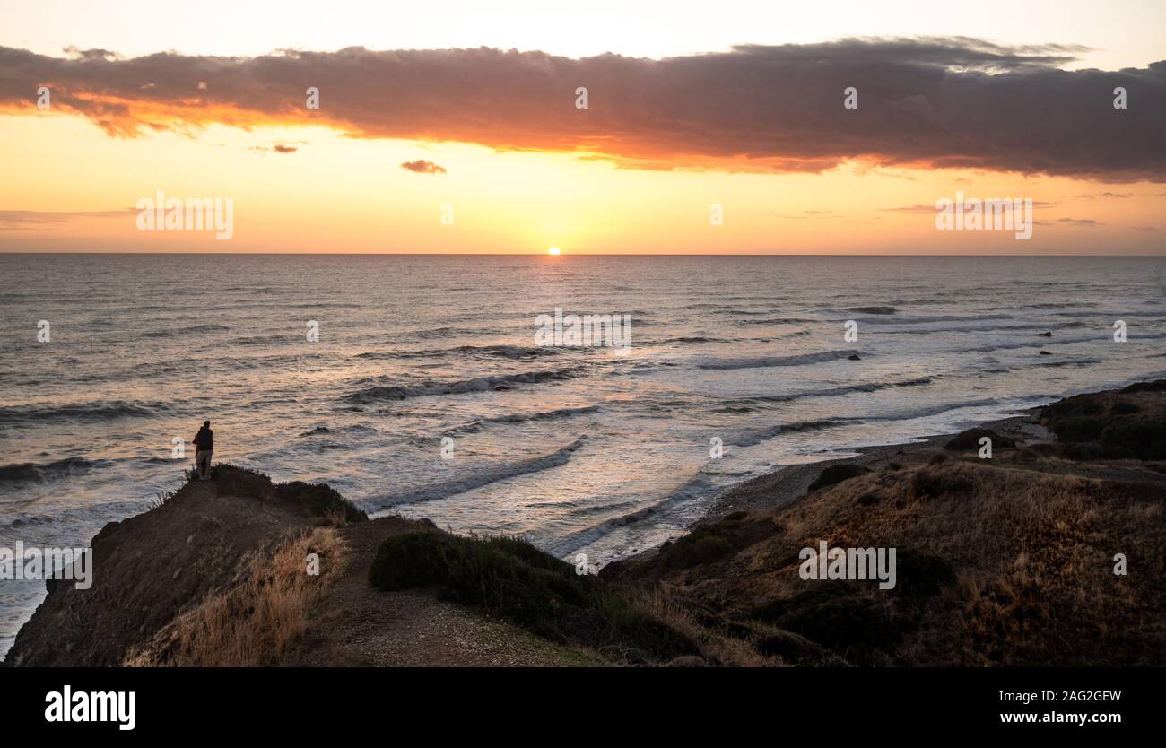 Cliff hugging hi-res stock photography and images - Alamy
