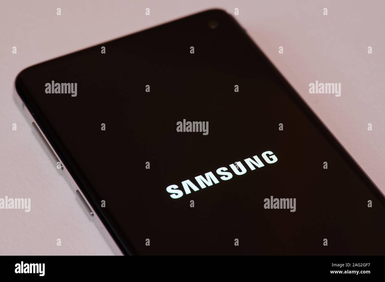 New york, USA - december 17, 2019: Samsung smartphone loading screen ...