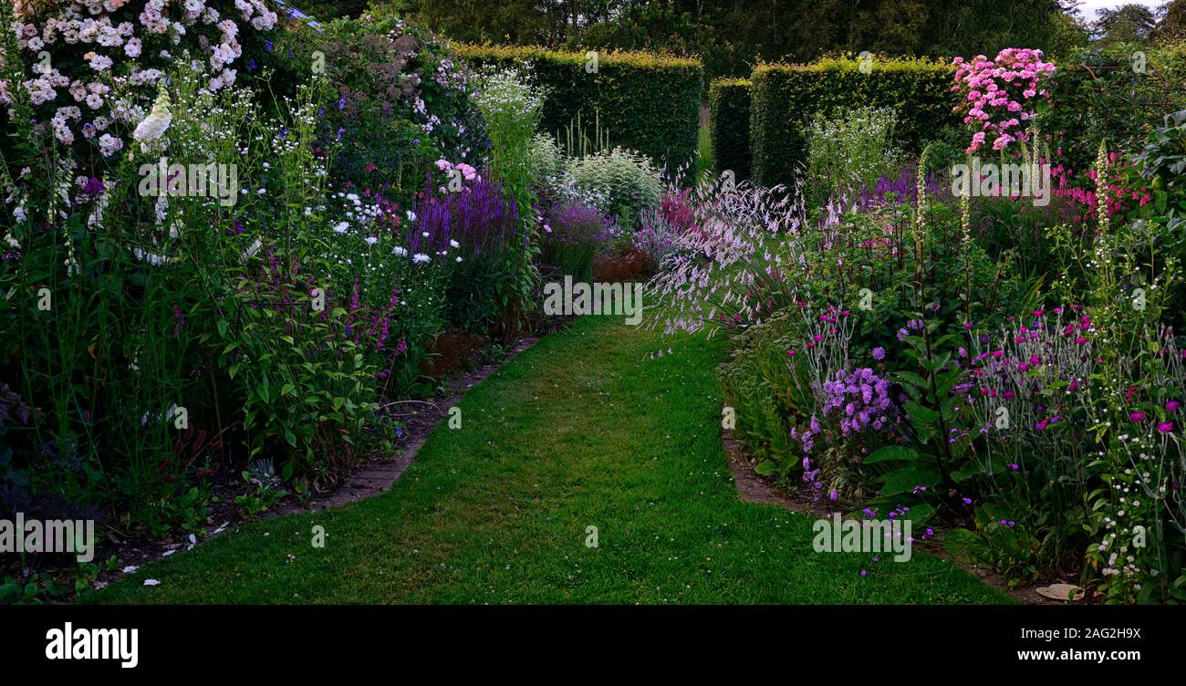 Garden borders hi-res stock photography and images - Alamy