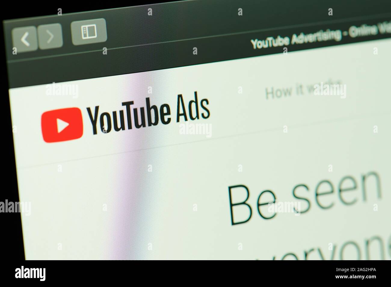 Internet advertisement screen hi-res stock photography and images - Alamy