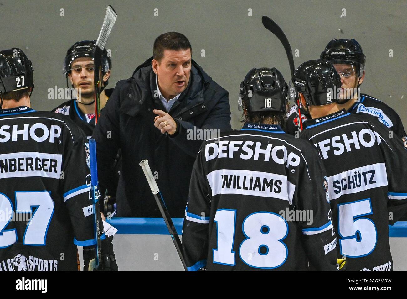 17 December 2019, Bavaria, Straubing: Ice hockey: DEL, Straubing Tigers ...