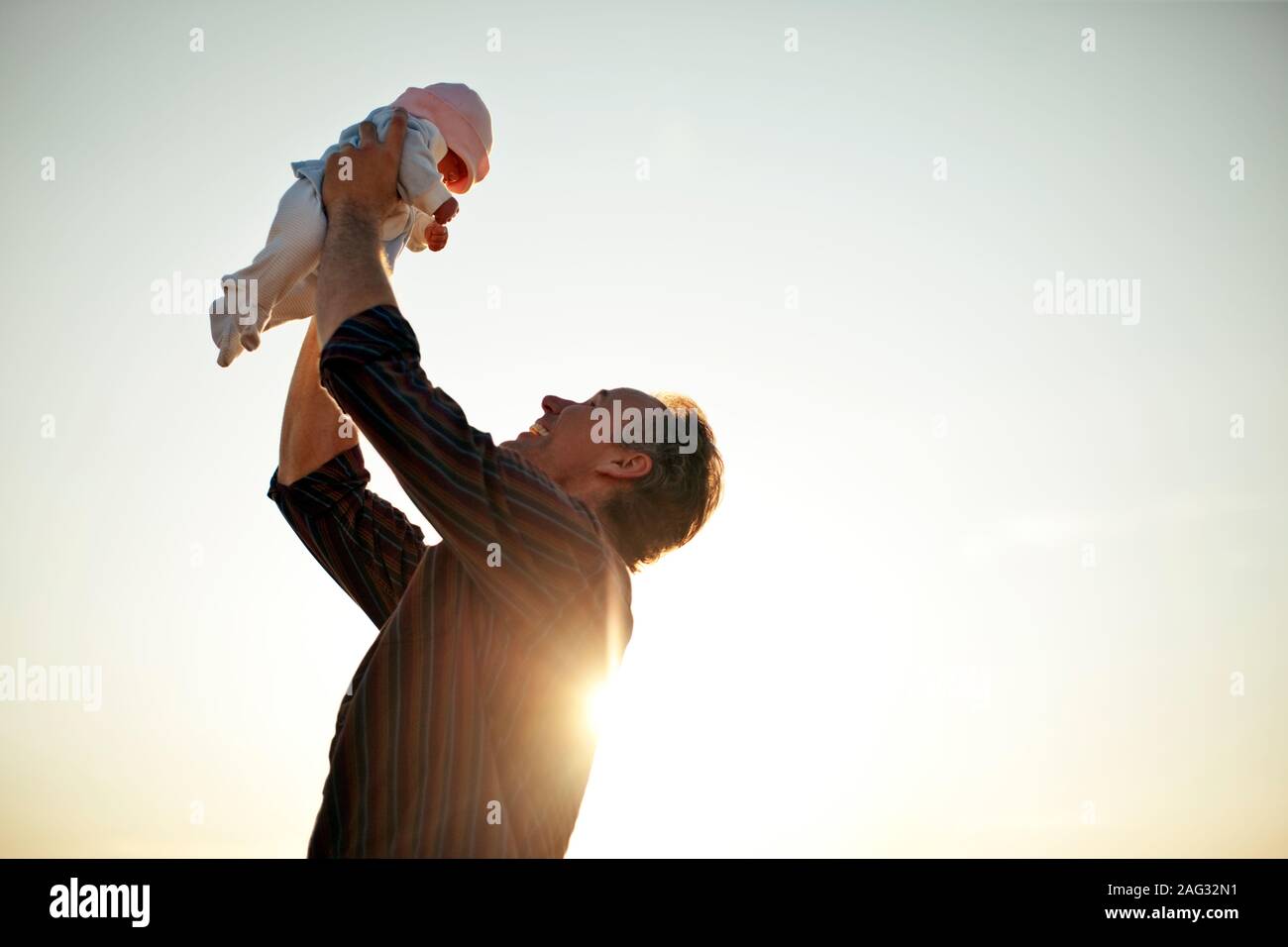 Man lifting kids hi-res stock photography and images - Alamy