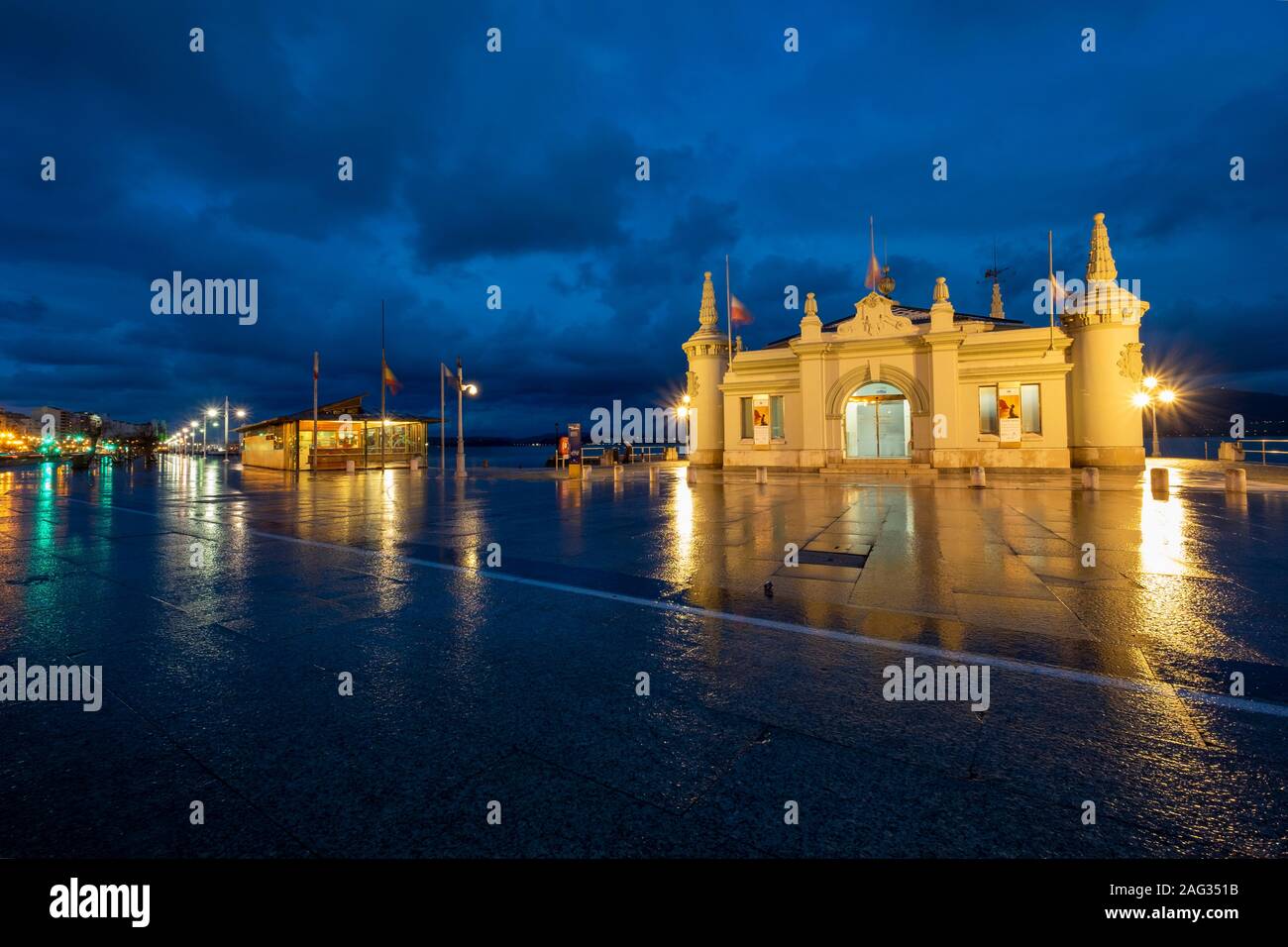 Paseo Pereda. Santander waterfront. Night shot Stock Photo - Alamy