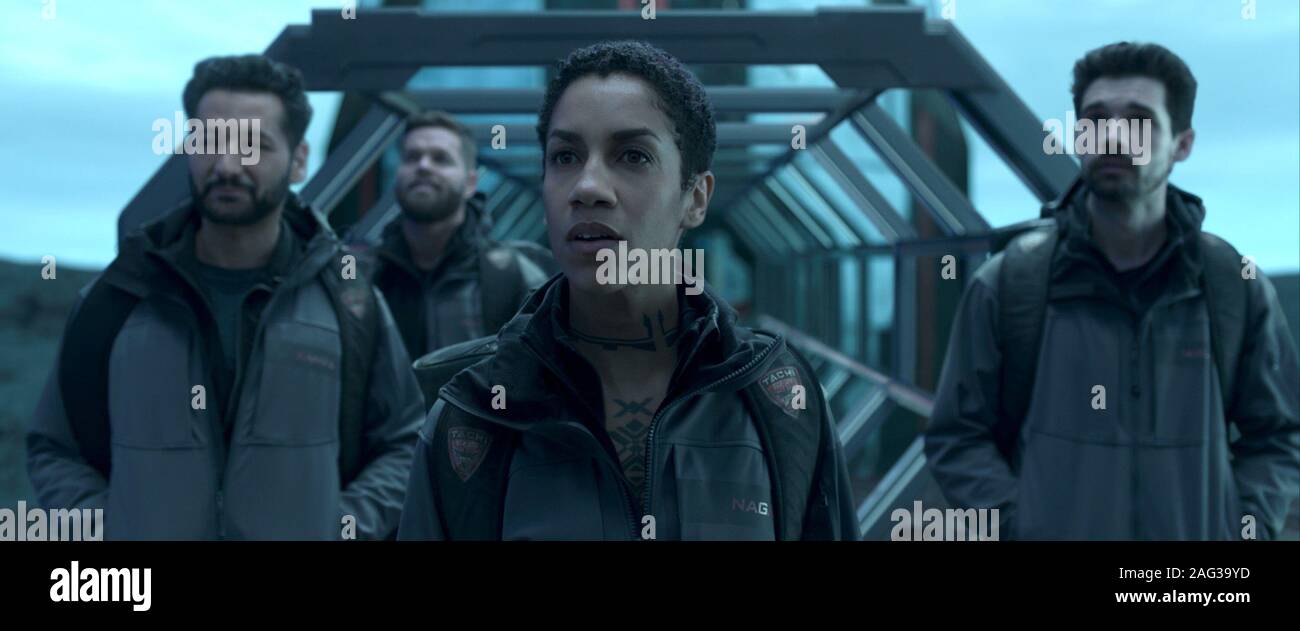 THE EXPANSE, from left: Cas Anvar, Wes Chatham, Dominique Tipper ...