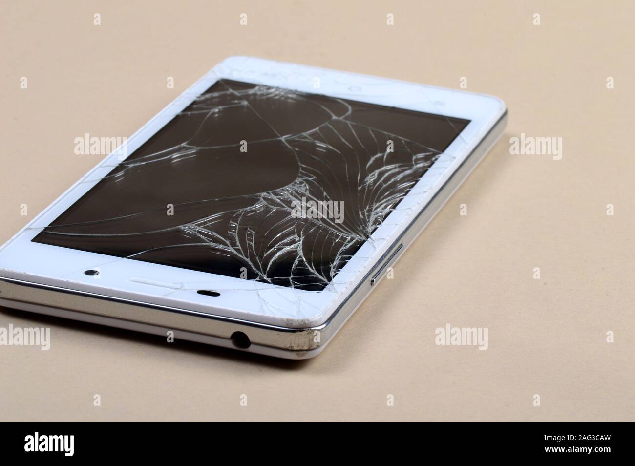 Smart Phone with broken screen Stock Photo - Alamy