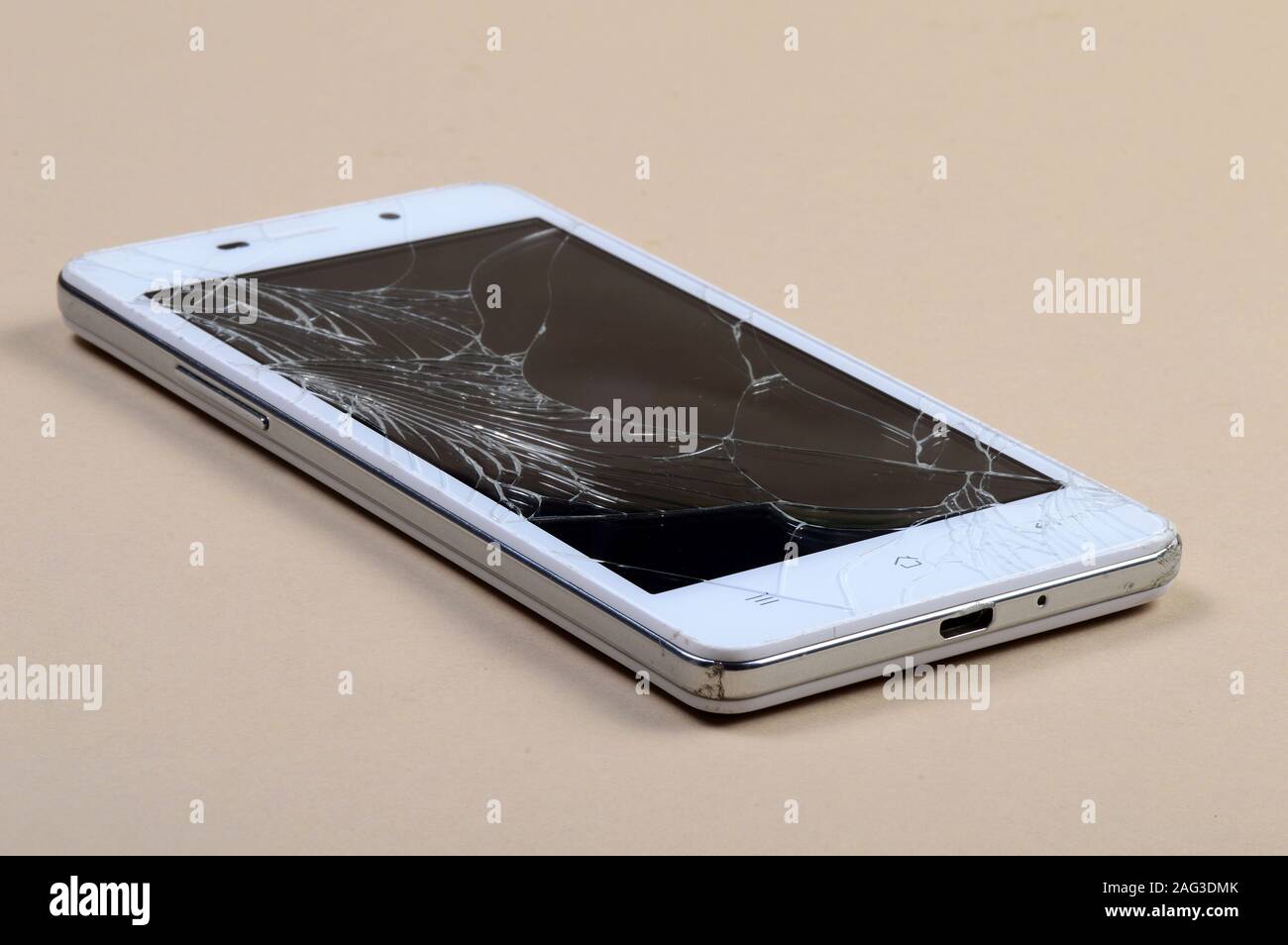 Smart Phone with broken screen Stock Photo - Alamy