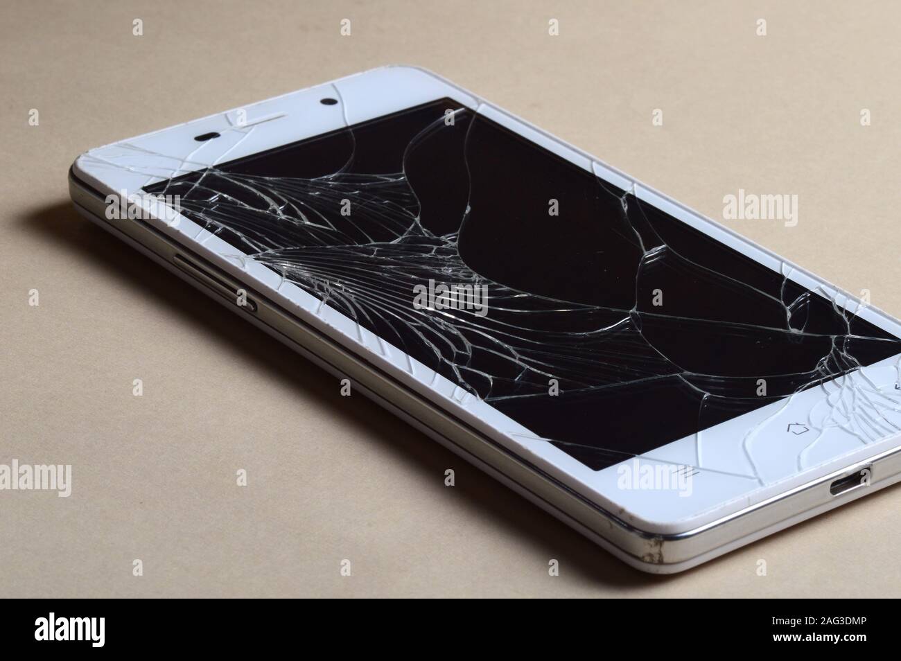 Smart Phone with broken screen Stock Photo - Alamy