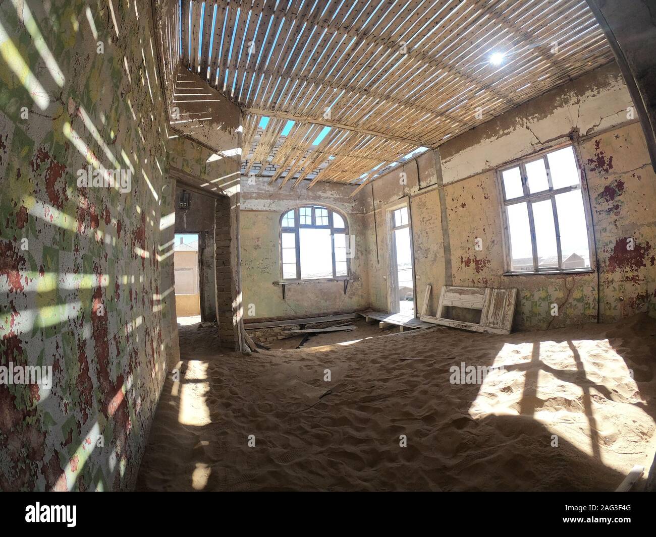 Sun rays inside a building hi-res stock photography and images - Alamy
