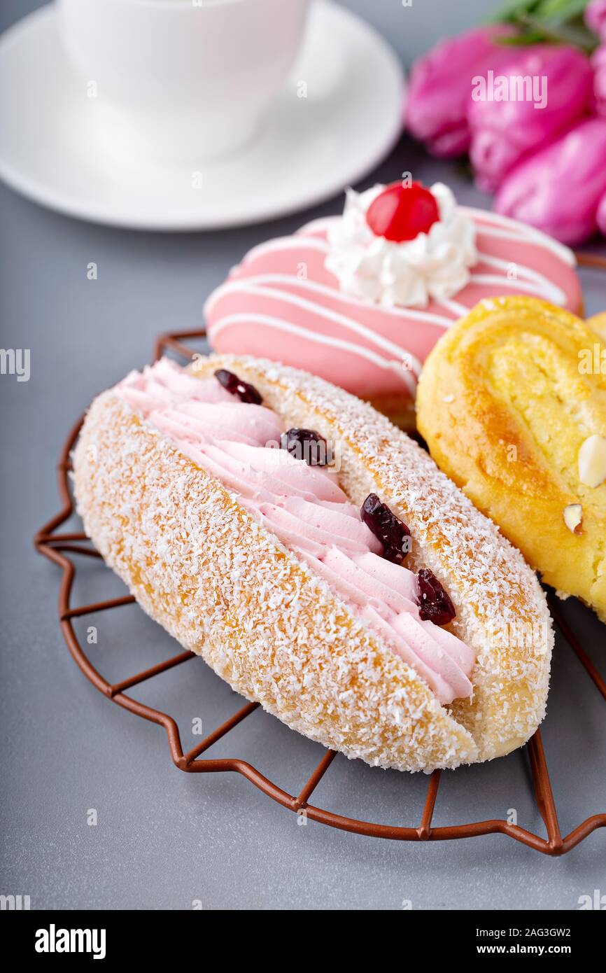 Festive coffee cake flowers hi-res stock photography and images - Alamy