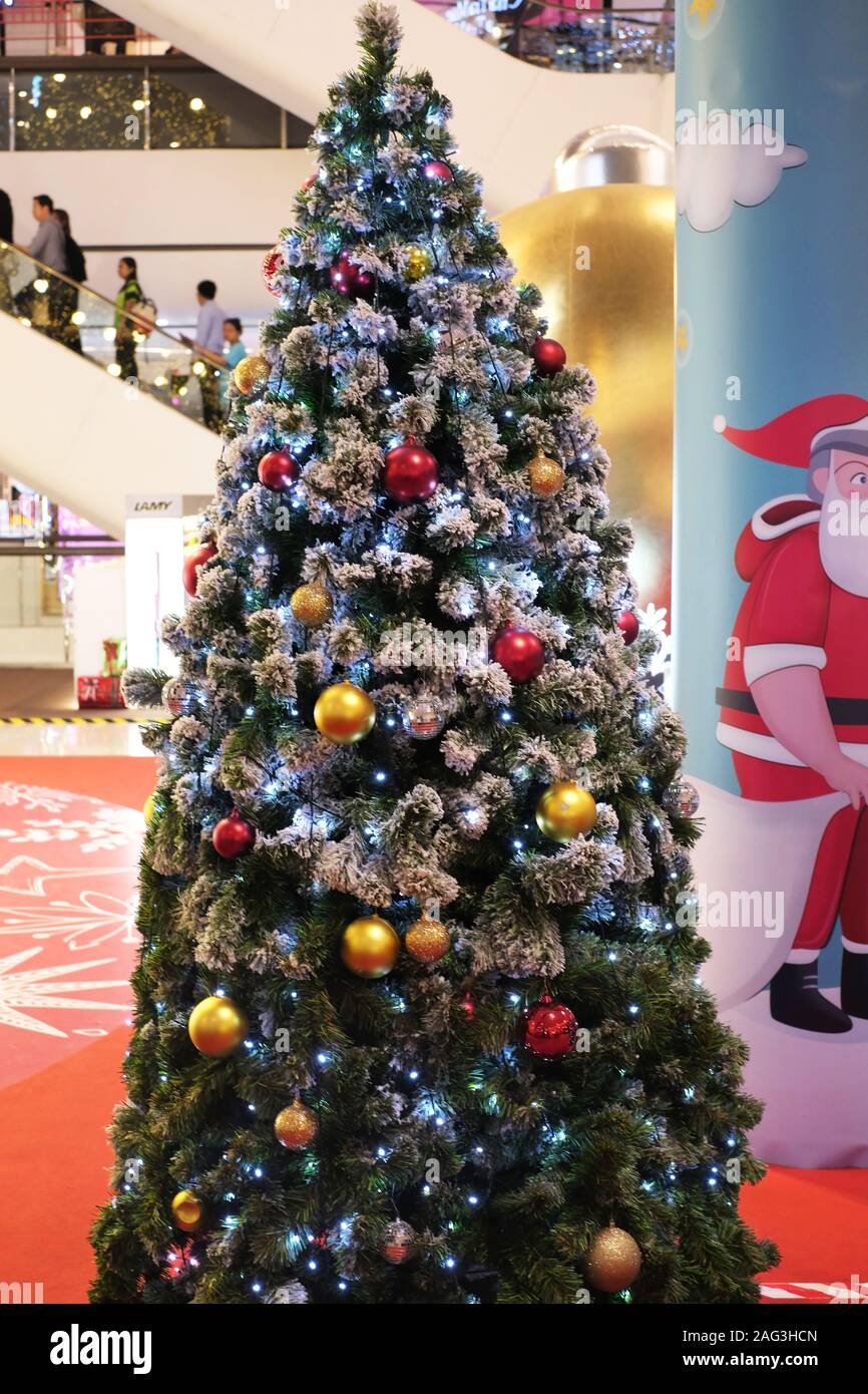 Christmas tree in a shopping mall Stock Photo - Alamy