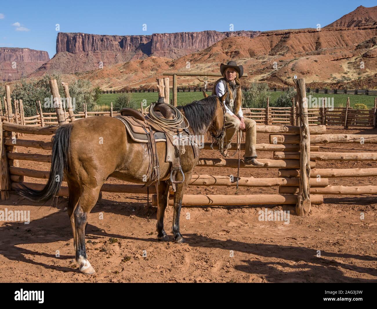 Cowgirl horse ranch lasso hi-res stock photography and images - Alamy