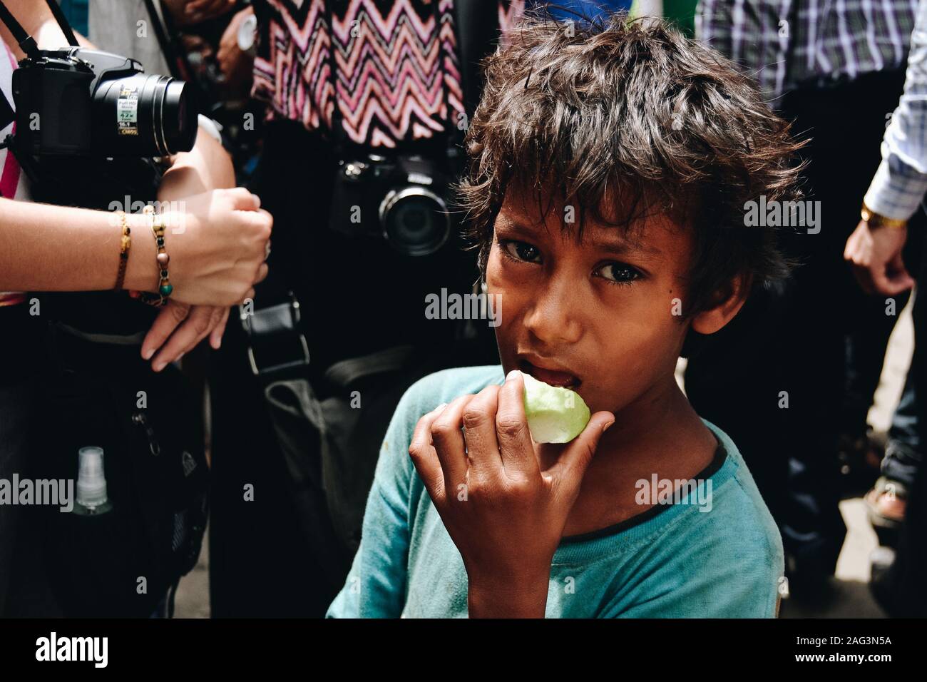 Poor indian children eating hi-res stock photography and images - Alamy