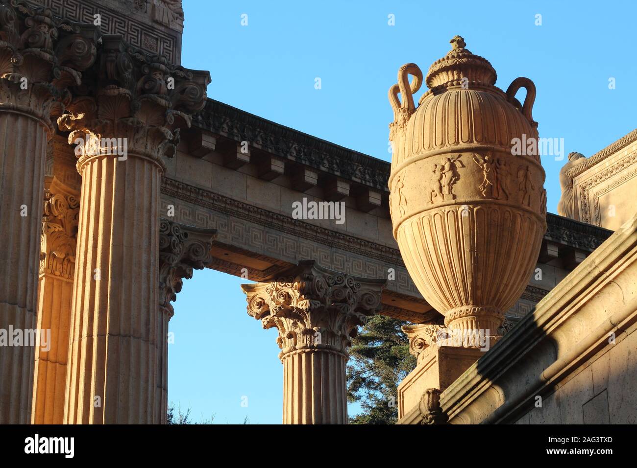 Magnificent statues and columns of an old building Stock Photo - Alamy