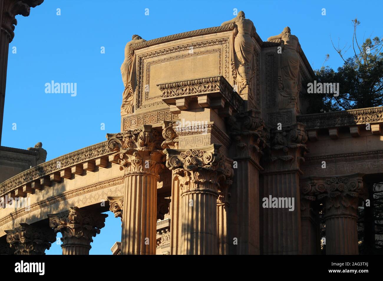 Magnificent statues and columns of an old building Stock Photo - Alamy