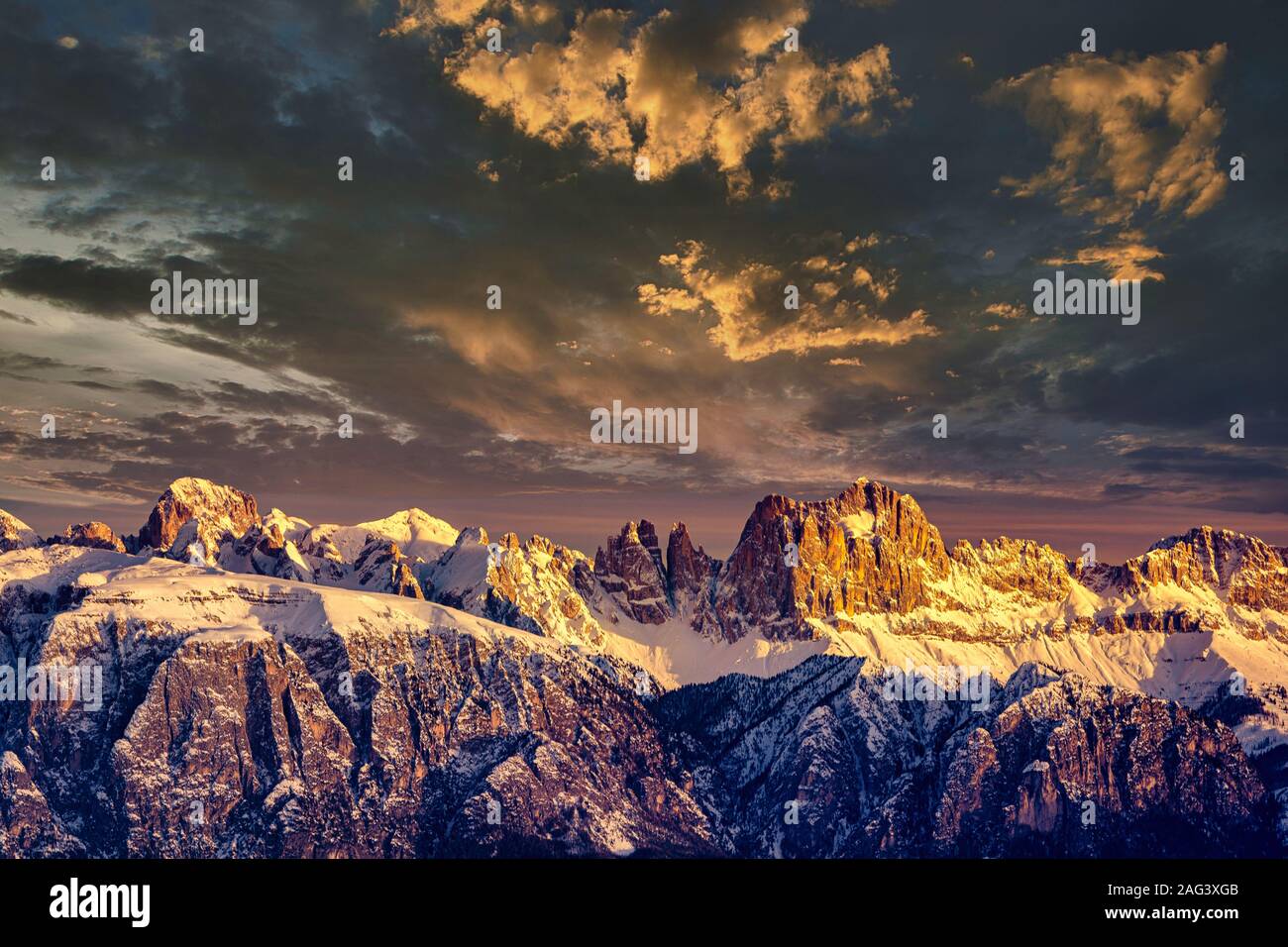 Dramatic mountain landscapes hi-res stock photography and images - Alamy