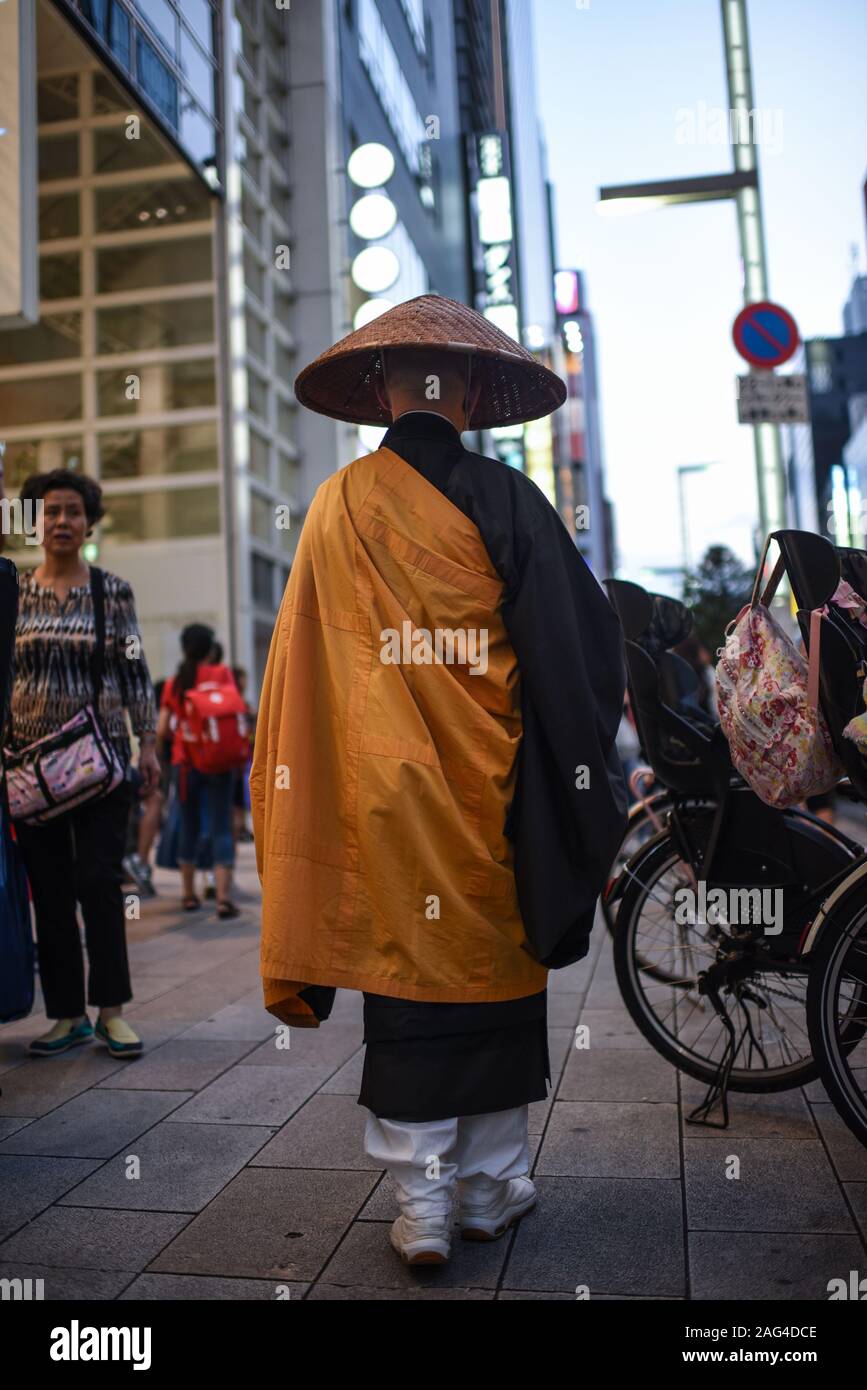Zen monk hi-res stock photography and images - Alamy