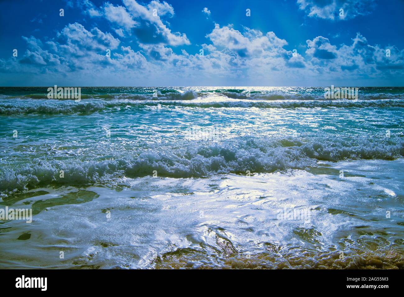 Midday sun ocean hi-res stock photography and images - Alamy