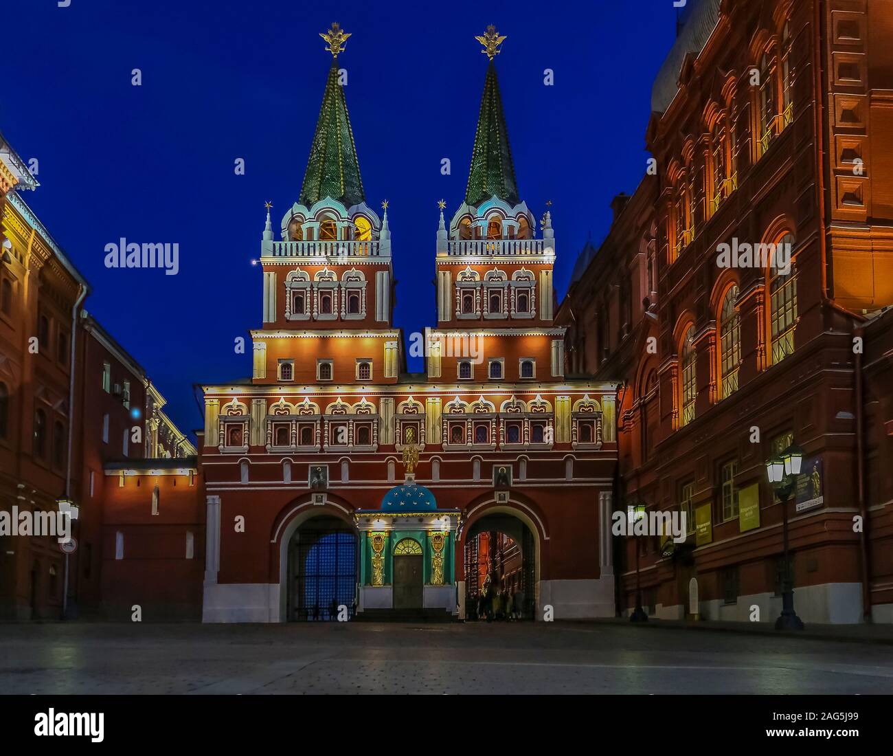 Night view of the Resurrection or Voskresenskie Gate aka Iberian Gate ...