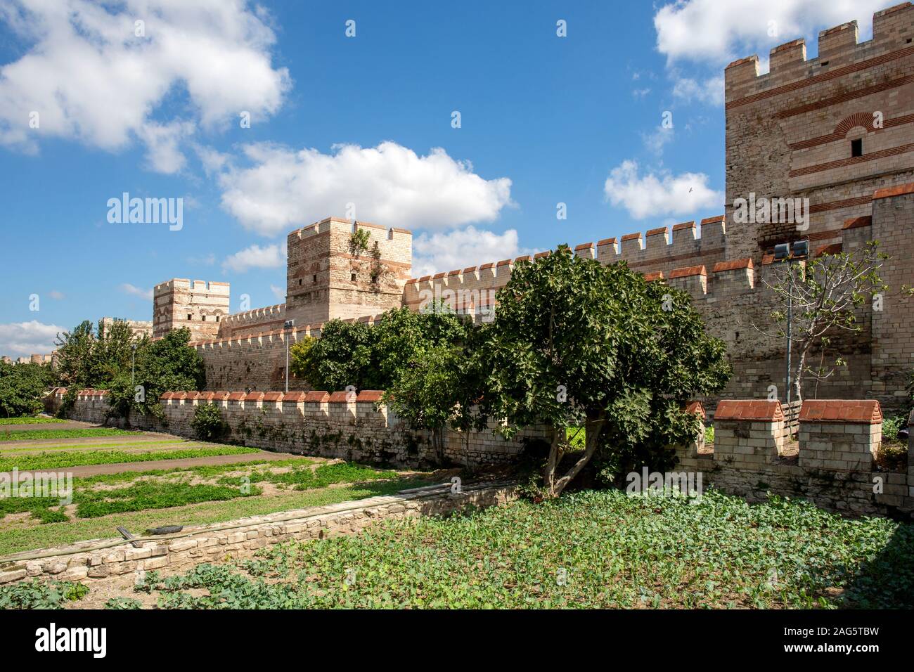 Historic city walls in Istanbul, Turkey Stock Photo - Alamy