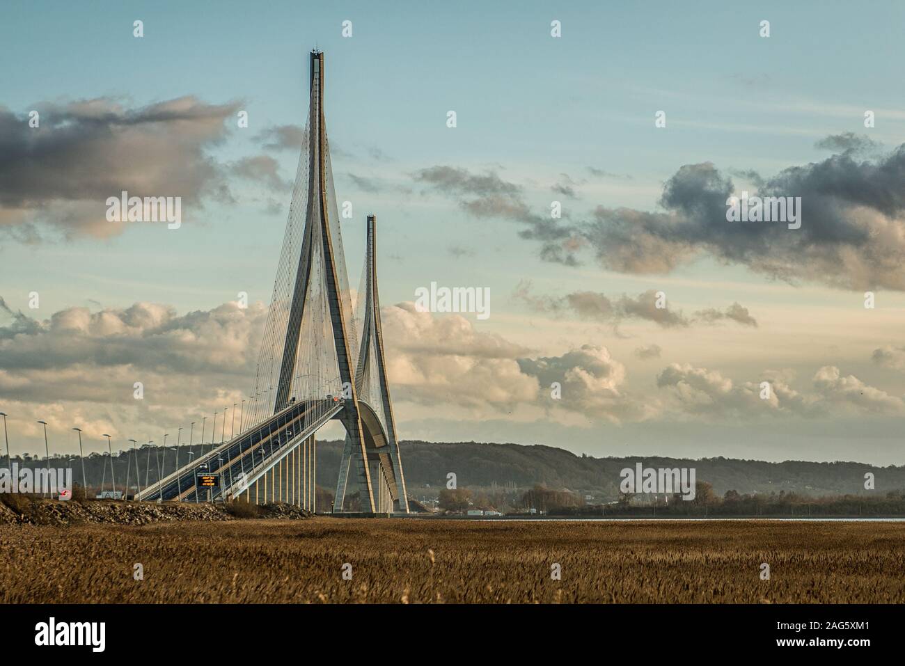 Curvy bridge of concrete hi-res stock photography and images - Alamy