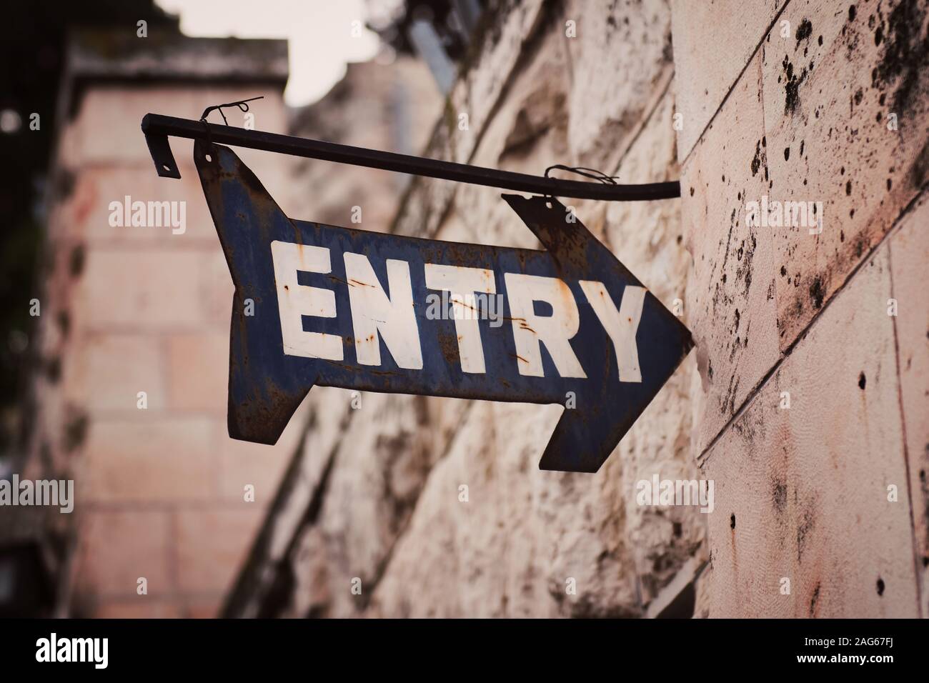 Rusty no entry road sign hi-res stock photography and images - Alamy
