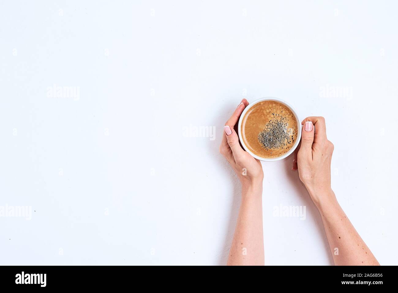 Female hand hold coffee cup on wood table. Top view Stock Photo - Alamy