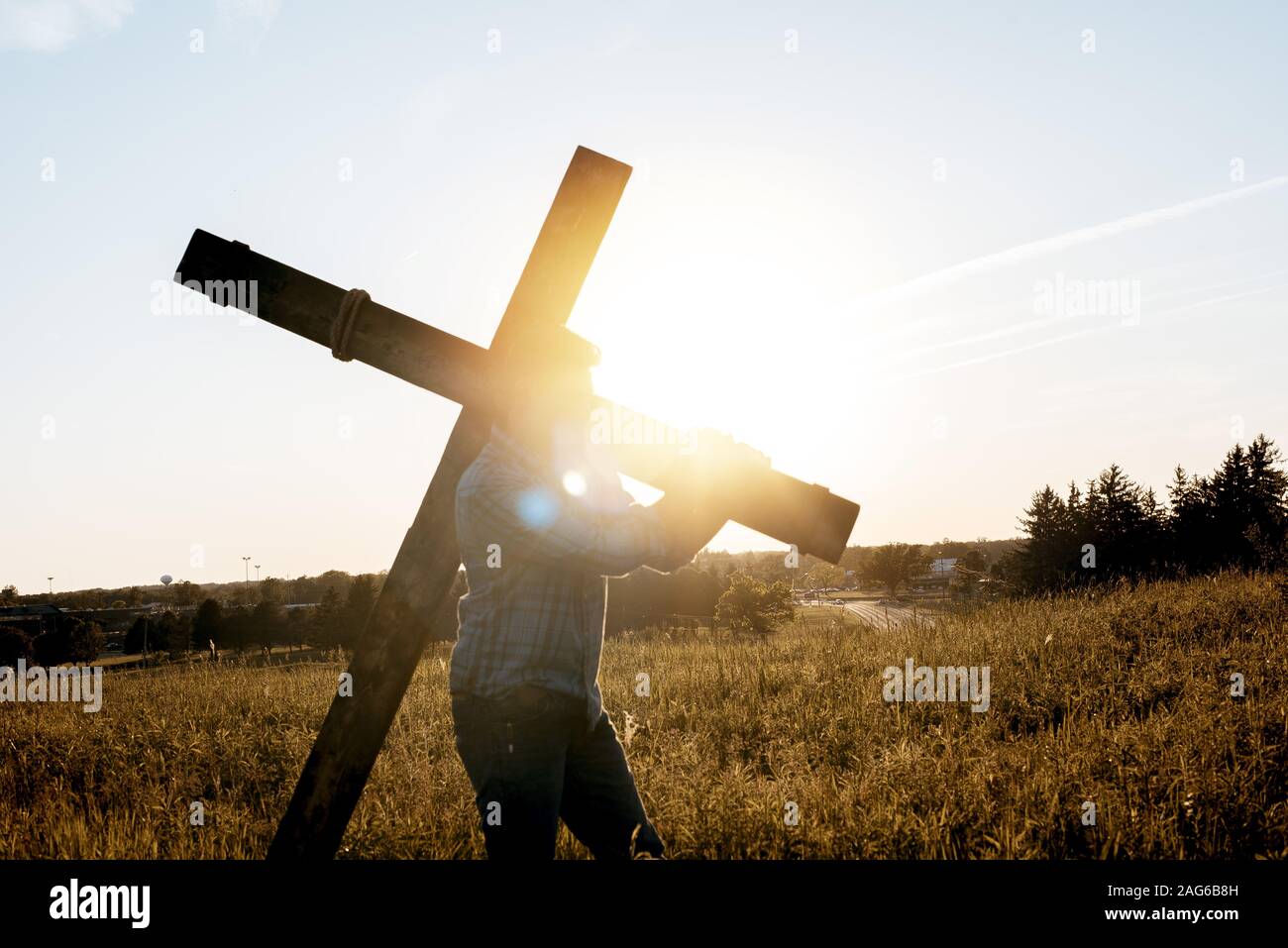 Men carrying wooden cross hi-res stock photography and images - Alamy