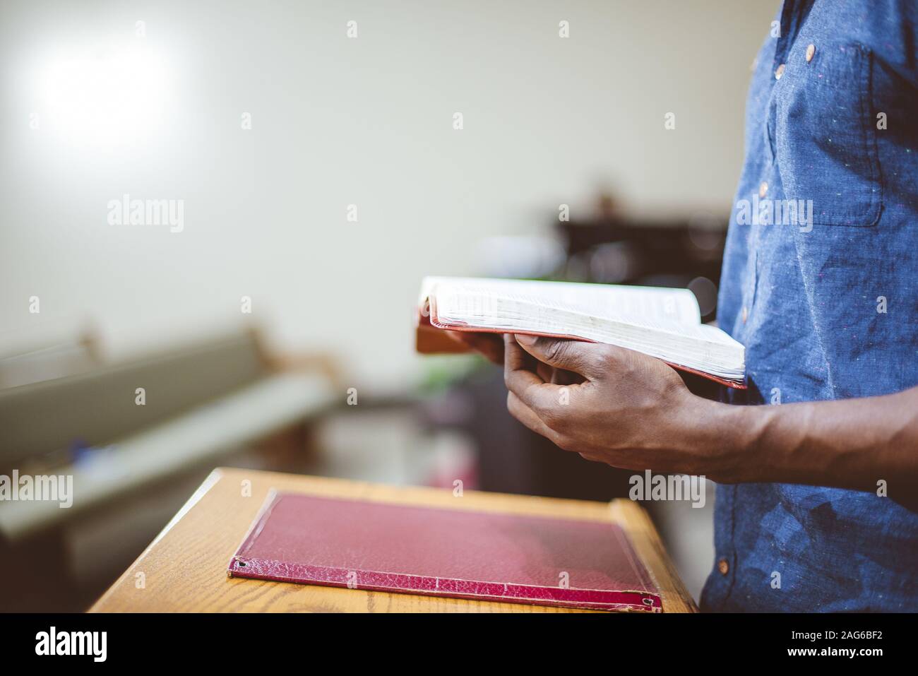 Old book stand reding hi-res stock photography and images - Alamy